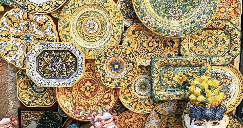 A Erice una varietà di ceramiche artigianali, dai colori tenui e ...
