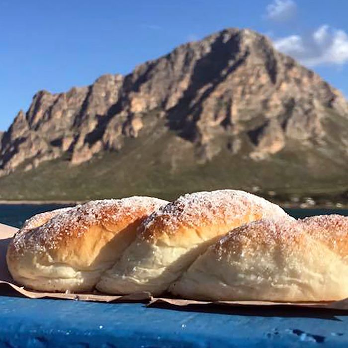 Treccina siciliana con lo zucchero: la morbidissima "broscia" al latte ...