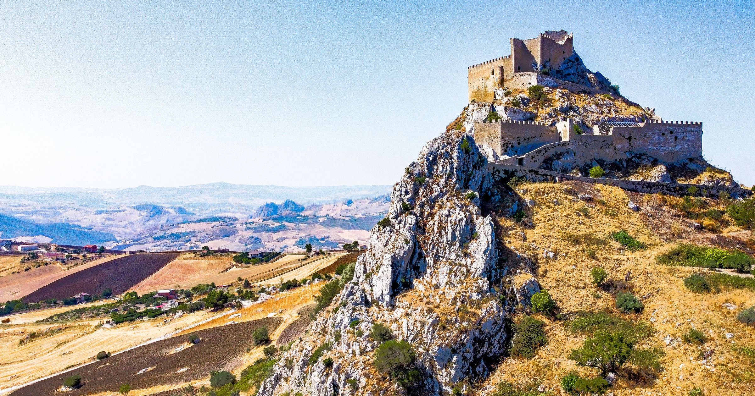 A Mussomeli, un leggendario fantasma appare ai turisti in visita nelle ...