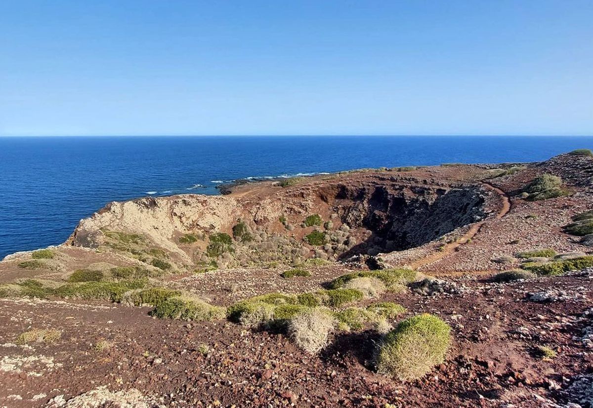 Linosa e il fascino della natura. L'isola nera, aspra e selvaggia dove ...