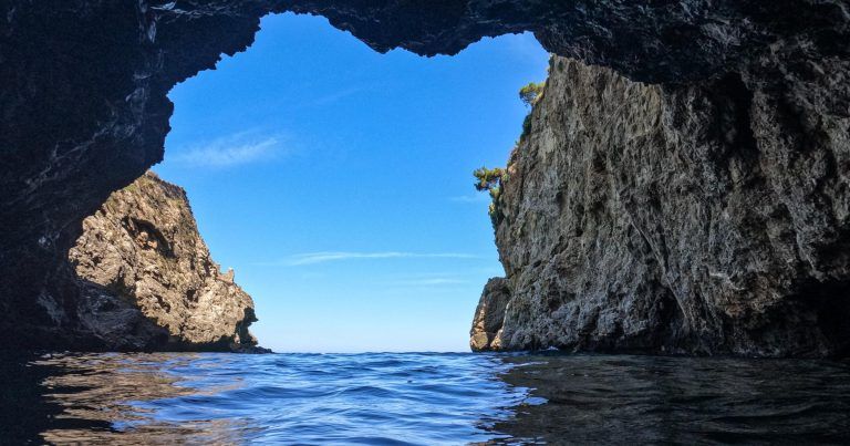 Un angolo di paradiso tra Terrasini e Trappeto: la "Grotta delle Colombe"