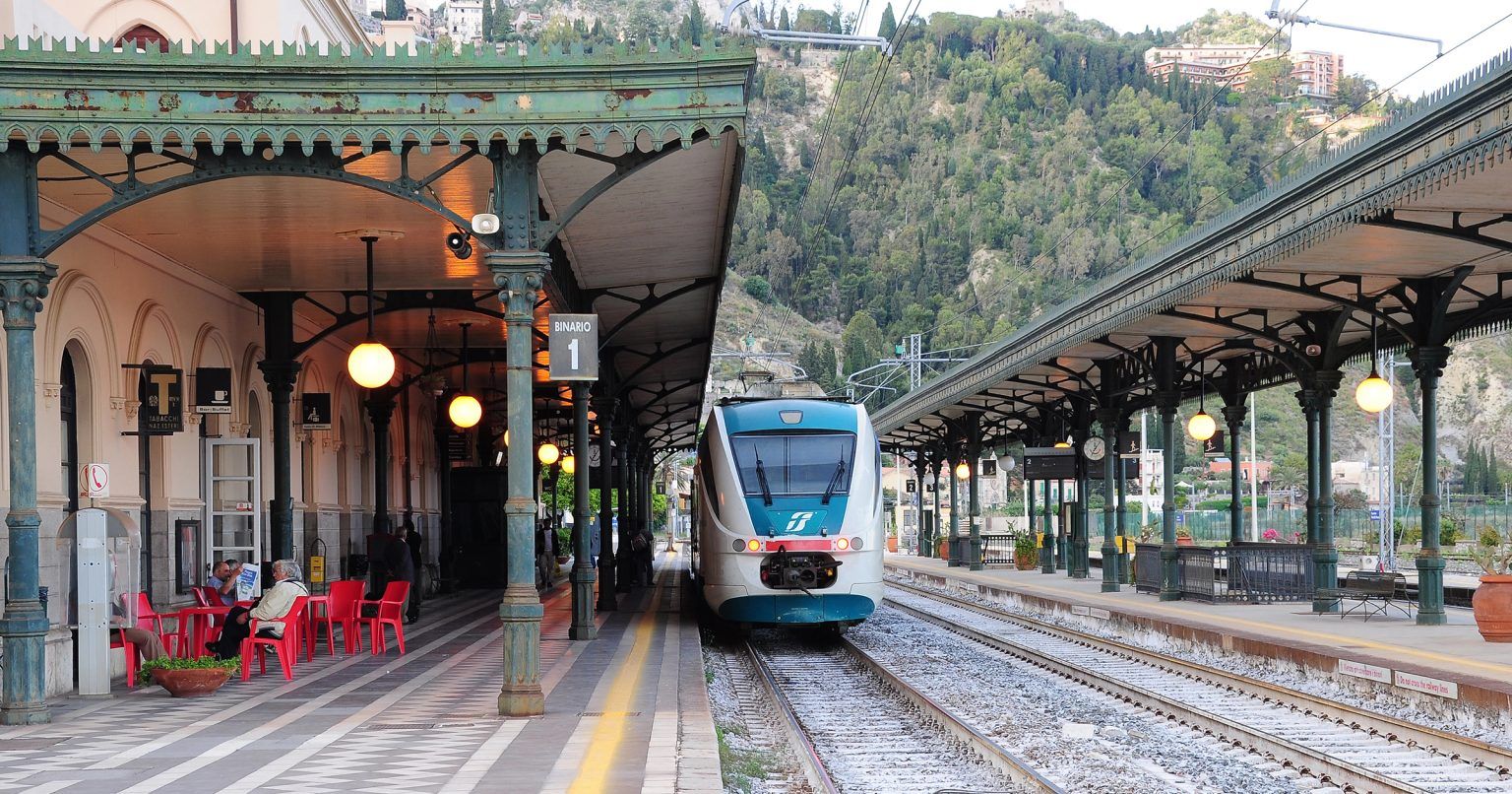 Tra le stazioni ferroviarie più eleganti al mondo: un gioiello liberty affacciato sul mare siciliano
