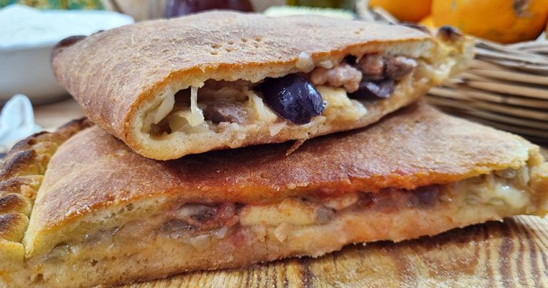 Cudduruni siciliano con cipolle, salsiccia, primo sale e olive
